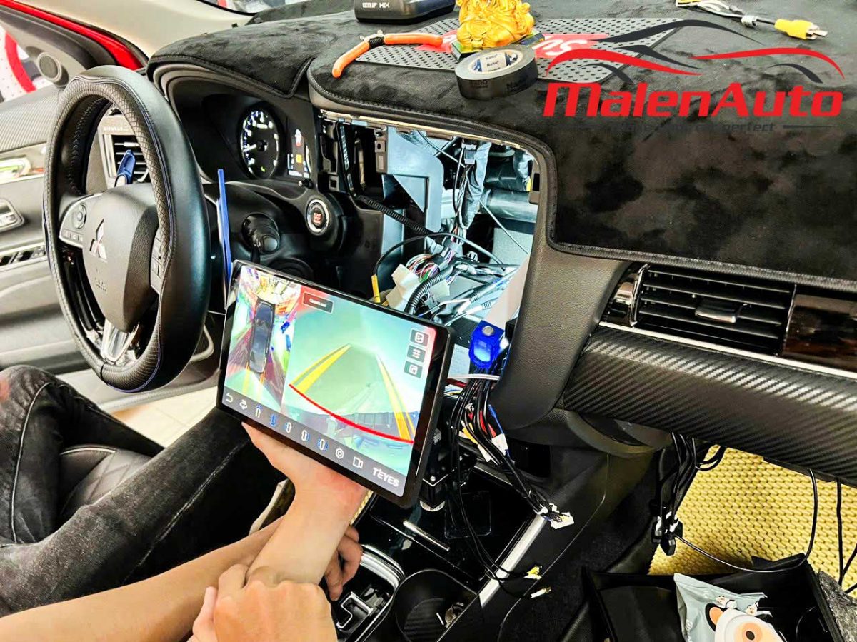 Màn hình Android xe Outlander 2024 tích hợp camera 360 sắc nét